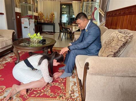 លោកជំទាវ ភន ភាវី ក្រាបសំពះសុំពរជ័យសិរីមង្គលពីឧកញ៉ា ថូ វុទ្ធី ក្នុងថ្ងៃកំណើតរបស់ខ្លួន