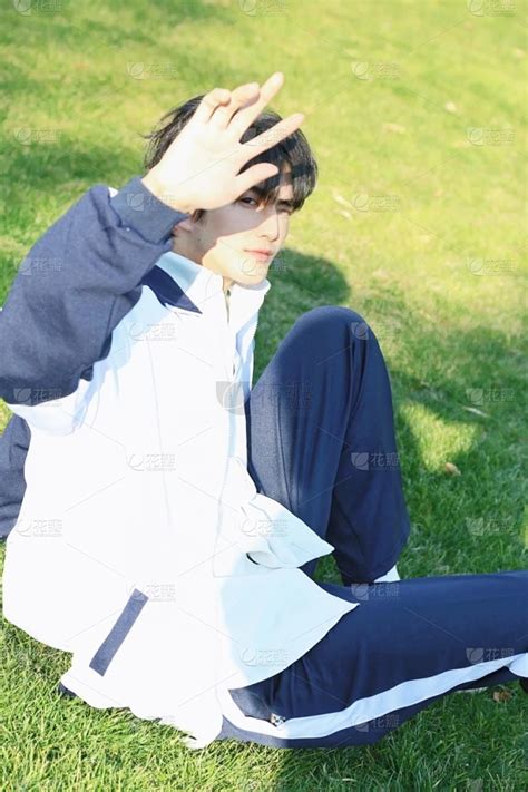 年轻男性坐在草地上用手遮挡阳光素材 花瓣网