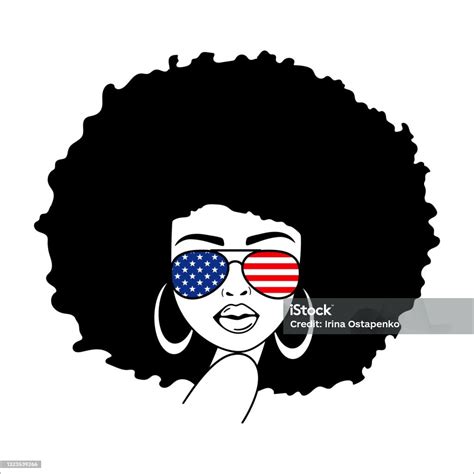 에비에이터 안경과 미국 국기 프린트가 있는 여성 얼굴 아프로 여성 아프리카계 미국인 여성 벡터 그림입니다 흰색 배경에 격리 포스터 티셔츠 엽서에 적합합니다 Black