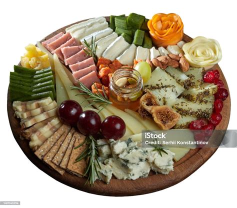 치즈 플래터 모듬 치즈 꿀 말린 무화과와 체리 포도와 견과류가 들어간 전채 보드 격리 개체 그룹에 대한 스톡 사진 및 기타