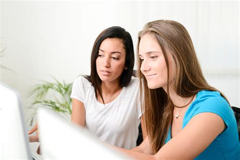 데스크톱 컴퓨터에서 작업 하는 학교 교실에서 두 젊은 여자 여성 학생 20 29세에 대한 스톡 사진 및 기타 이미지 20 29세 2명 경영자 Istock