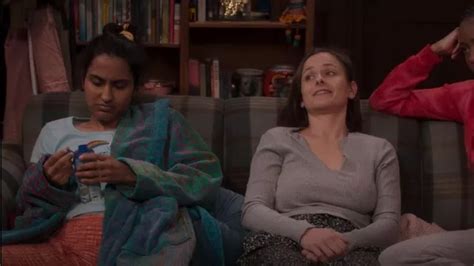 Elaiva Ocean Magic Hooded Bath Bata Usada Por Bela Malhotra Amrit Kaur Como Se Ve En The Sex