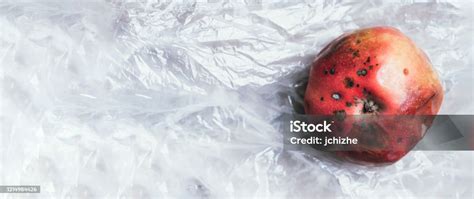 비닐 봉지 배경에 나쁜 빨간 사과를 버릇 쓰레기 덤프 썩은 음식 맨 위 보기 공간을 복사합니다 썩은 야채와 과일 개념 폐기물 제로 퇴비 개념에 대한 스톡 사진 및 기타