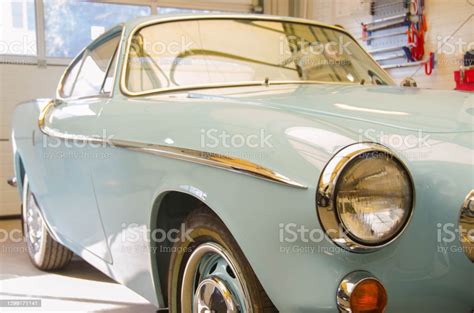 배경에 페인트없는 덴트 수리를위한 도구와 자동차 수리 가게에서 럭셔리 아름다운 복고풍 경주 용 자동차 Led 조명에 대한 스톡