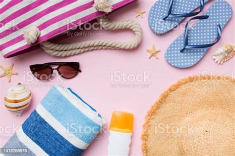 여름 방학 개념 플랫 레이 해변 액세서리와 수건 상단보기 텍스트를위한 공간 여행 개념 0명에 대한 스톡 사진 및 기타 이미지 0명 가방 개념 Istock
