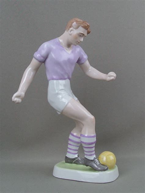 Скульптура «Футболист фарфор роспись Венгрия 1940 е годы высота 27см — Антикварная лавка в