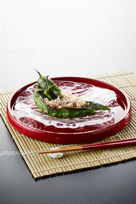 赤い漆盆上のガラス器に盛った焼き万願寺とうがらし 写真素材 7448283 フォトライブラリー photolibrary