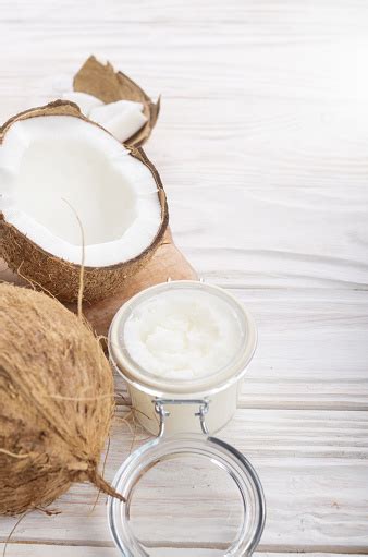 밀폐 유리 항아리에 코코넛 오일과 흰색 나무 테이블 클로즈업에 쉘 조각 갈색에 대한 스톡 사진 및 기타 이미지 갈색 건강관리와 의술 건강한 생활방식 Istock