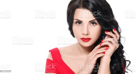 붉은 입술과 빨간 손톱 매력적인 갈색 머리 여자의 초상화 흰색 배경에 고립 갈색 머리에 대한 스톡 사진 및 기타 이미지 갈색 머리 검은색 고립 색상 Istock
