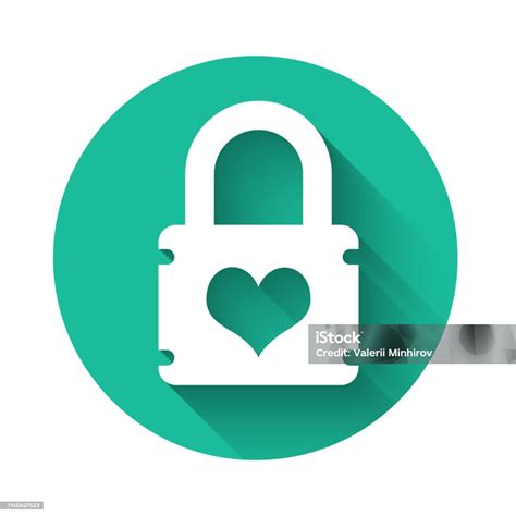 긴 그림자와 고립 된 심장 아이콘 흰색 자물쇠 잠긴 심장 사랑 기호 및 열쇠 구멍 기호입니다 녹색 원 버튼을 클릭 합니다 벡터 일러스트 개념에 대한 스톡 벡터 아트 및 기타