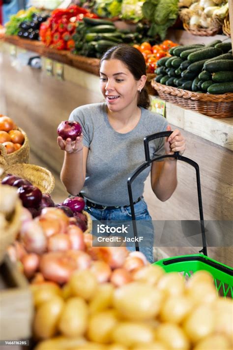 슈퍼마켓의 과일과 야채 통로에서 사기 위해 붉은 양파를 고르는 여자 구매에 대한 스톡 사진 및 기타 이미지 구매 쇼핑 여자 Istock