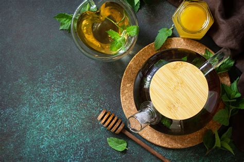 치료 허브 녹차 돌 테이블에있는 유리 주전자에 꿀 박하가있는 뜨거운 차 탑 뷰 플랫 레이 공간을 복사합니다 오후 차에 대한 스톡 사진 및 기타 이미지 Istock