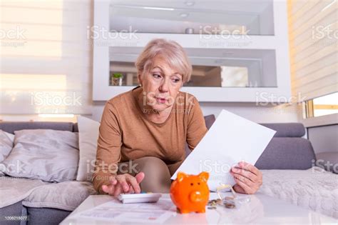 선임 노인은 그녀가받는 청구서에 충격을 받았고 소름 과 숨을 헐떡입니다 집에서 계산기로 금융을 확인하는 고위 여성 은퇴 한 여자는 그녀의 국내 청구서를 계산 여자 노인에