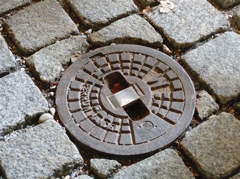 무료 이미지 록 도로 조약돌 흙 돌담 자료 배수 자갈 포장 돌 우열 바닥 노면 맨홀 덮개 고대 역사 걸리 덮개 철제 덮개 2816x2112