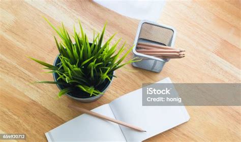 빈 노트북 연필과 나무 테이블분할 토닝 효과에 인공 부시 0명에 대한 스톡 사진 및 기타 이미지 0명 개체 그룹 고정됨 Istock