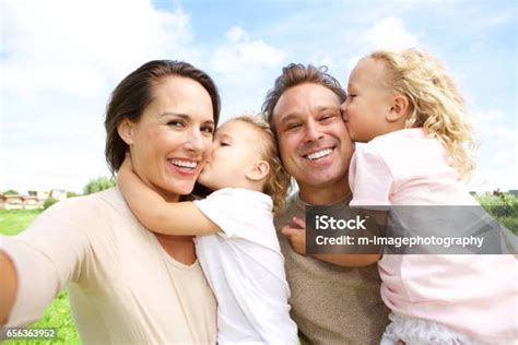 행복 한 젊은 여자 얘기 하는 그녀의 가족을 야외에서의 Selfie 가정 생활에 대한 스톡 사진 및 기타 이미지 가정 생활 네덜란드 아이 Istock