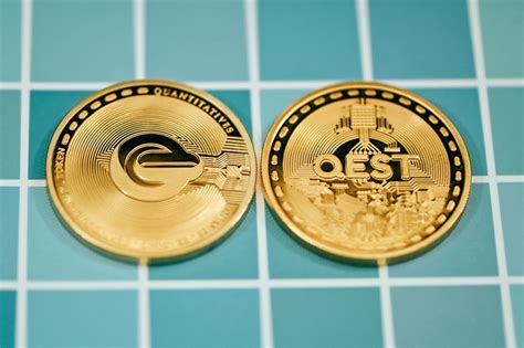 바둑판식 배열 표면에 동전의 클로즈업 사진 Unsplash의 무료 동전 이미지