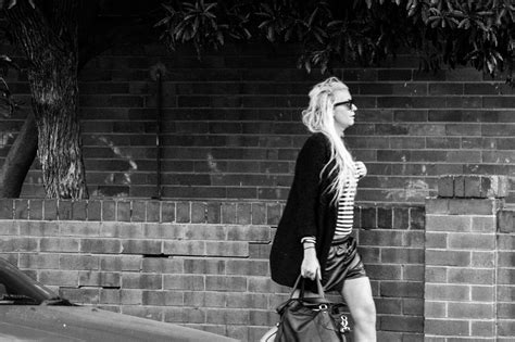 무료 이미지 검정색과 흰색 도로 화이트 거리 사진술 봄 좌석 어둠 유행 검은 단색화 하부 구조 사진 촬영 흑백 사진 필름 누아르 인간 위치