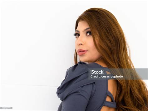 흰색 배경과 복사 공간을 찾고 캐주얼 의상에 벽에 여자 얼굴을 닫습니다 25 29세에 대한 스톡 사진 및 기타 이미지 25 29세 갈색 머리 긴 머리 Istock