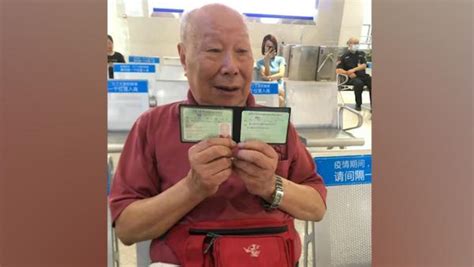 90岁老人拿到驾驶证：想开车带老老伴去外面看看凤凰网视频凤凰网