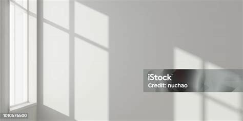 얇은 나무 벽과 판자 바닥 최소한의 건축의 관점에서 태양 빛과 흰색 빈 방의 현장 캐스팅 그림자를 자극 3 차원 렌더링 그림자에 대한 스톡 사진 및 기타 이미지 Istock