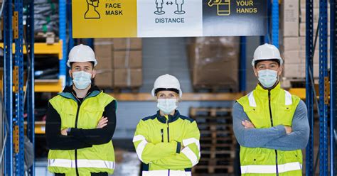 안면 마스크를 쓰고 창고에서 카메라를 보고 있는 노동자 그룹 코로나바이러스 개념 사진 Unsplash의 안전 이미지