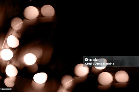 어두운 배경에 흐릿한 화환 조명 축제 크리스마스와 새해 배경 소프트 초점 2025 년의 컬러 톤 이미지 모카 무스 0명에 대한 스톡 사진 및 기타 이미지 Istock
