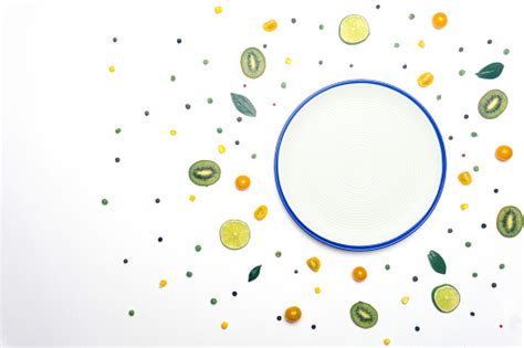 음식 편평한 누워 빈 접시와 봄 여름 개념입니다 채식 야채와 과일 해독 배경입니다 최소 평평한 평 신도 개념 아이 들을 위한 재미 있는 음식 아이디어 복사 공간 0명에 대한