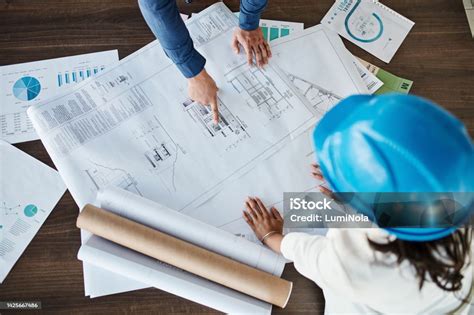 건축가 청사진 용지 및 건설 스튜디오에서 위의 건축 또는 건축 설계를위한 팀워크 계획 엔지니어 디자이너 또는 혁신 비전을 가진