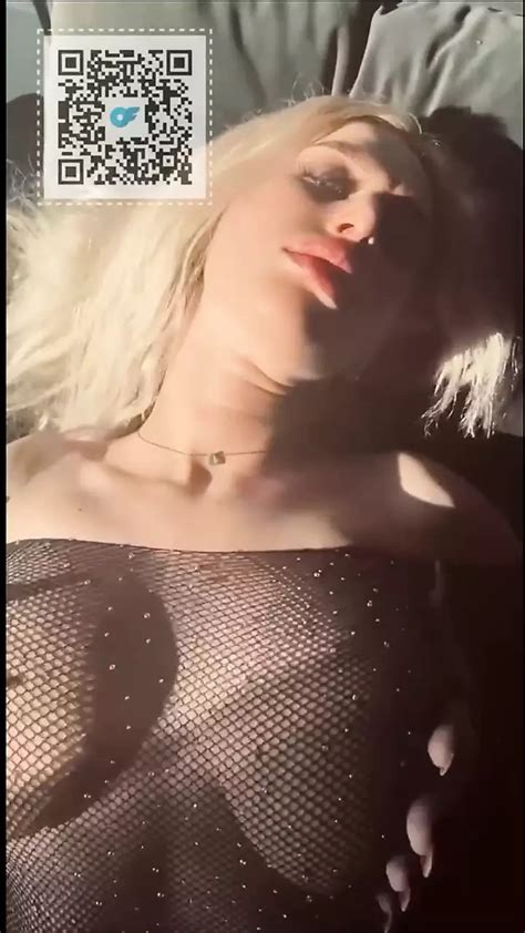 젖은 금발이 너 앞에서 완전히 알몸으로 서 있어 xHamster