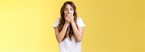 Sorprendida Emboscada Sin Palabras Linda Chica Escucha Un Rumor Impresionante Cierra La Boca