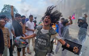 Live ΕΙΚΟΝΑ ΑΥΤΑ ΣΥΜΒΑΙΝΟΥΝ ΟΤΑΝ ΟΙ ΠΟΛΙΤΙΚΟΙ ΠΛΟΥΤΙΖΟΥΝ ΕΙΣ ΒΑΡΟΣ ΤΩΝ ΛΑΩΝ ΤΟ ΑΠΟΛΥΤΟ ΧΑΟΣ