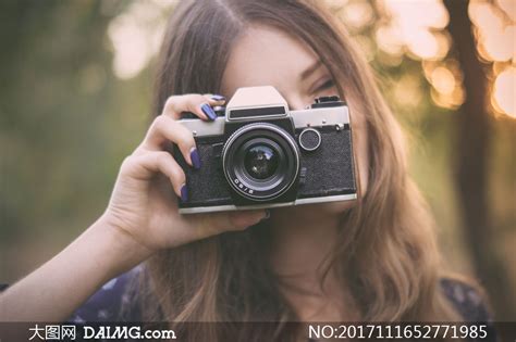 单手拿相机拍照的美女摄影高清图片 大图网图片素材