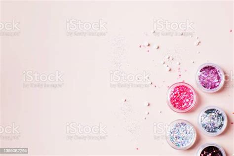 분홍색 배경에 네일 디자인을위한 반짝이 상자 축제 매니큐어 공간을 복사합니다 개체 그룹에 대한 스톡 사진 및 기타 이미지 개체 그룹 기술 네일아트 Istock