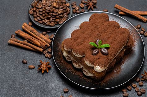 콘크리트 배경에 세라믹 플레이트에 클래식 티라미수 디저트 0명에 대한 스톡 사진 및 기타 이미지 0명 계피 그릇 Istock