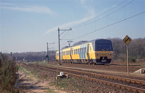 SM90 nr 2102 der NS als S-3833 (Zwolle - Emmen) bei Mariënberg am 02.04 ...
