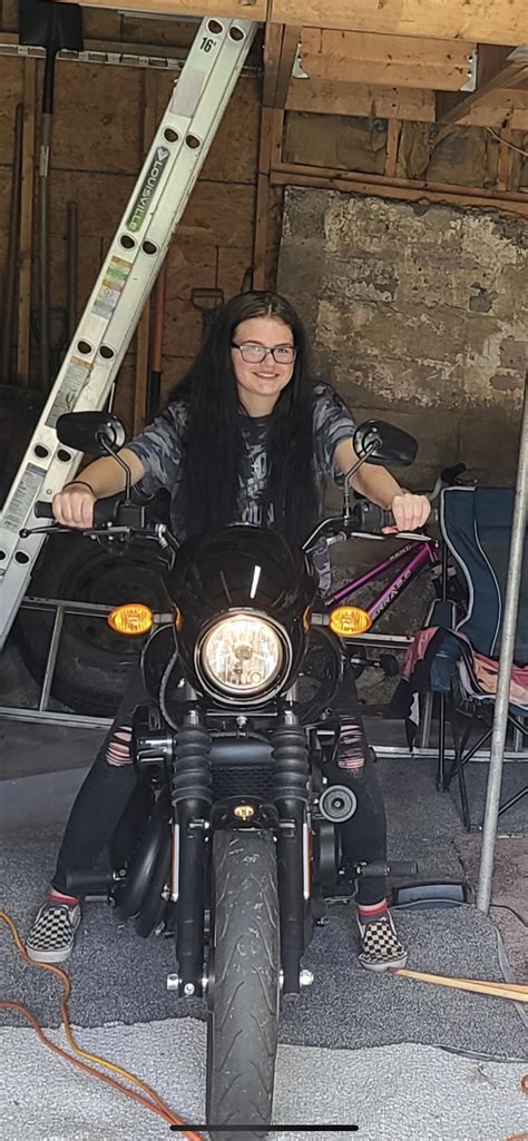 can anyone remove the people in the background thank you in advance