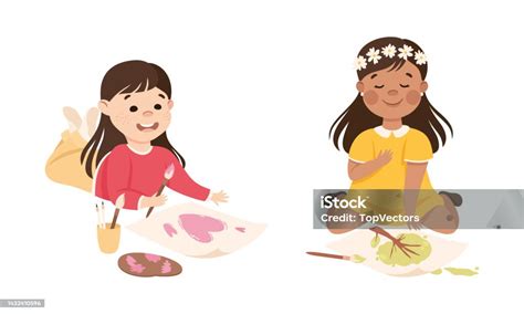 귀여운 행복한 어린 소녀들이 바닥에 앉아서 종이에 그림을 그립니다 자신의 기술을 연습하는 재능있는 아이들 만화 벡터 일러스트 레이 션 공예에 대한 스톡 벡터 아트 및 기타