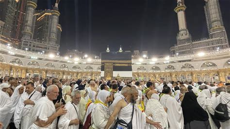 Муслиманите од целиот свет во Мека Посета и молитва крај Каба