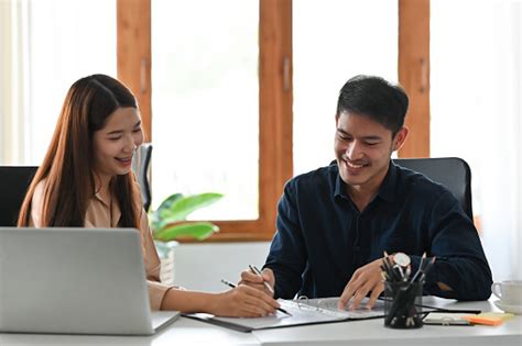 비즈니스 및 기술 개념을 위해 사무실의 문서와 노트북에서 함께 일하는 행복한 아시아 사업가들의 초상화 비즈니스에 대한 스톡 사진 및 기타 이미지 Istock