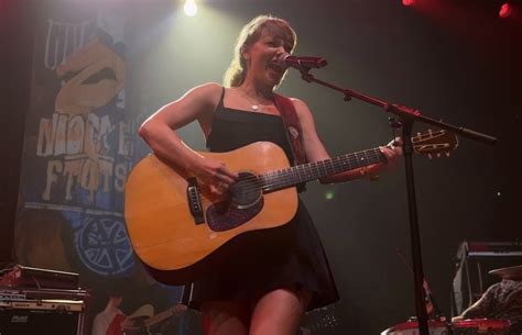 Taylor Swift Plays In A Nashville Room By Surprise