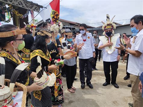 Rumah Panjang Diterangi Jam Utusan Sarawak