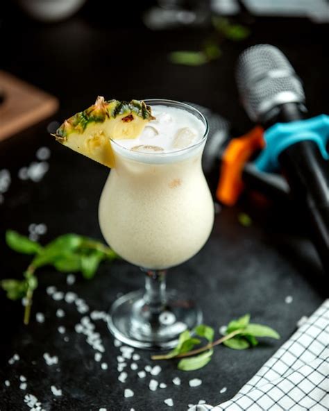 Free Photo A Glass Of Pineapple Cocktail Garnished With Pineapple Slice