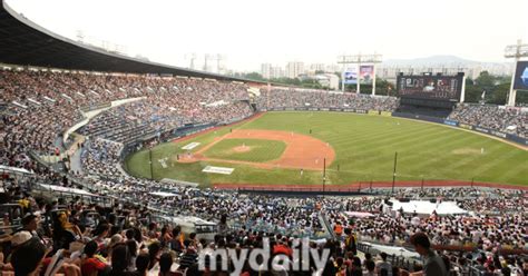 이틀 연속 2만 3750명 꽉 찼다 이구동성 내일은 없다타선변화 無 총력전의 두산 Kt 준po행은 누구 Md
