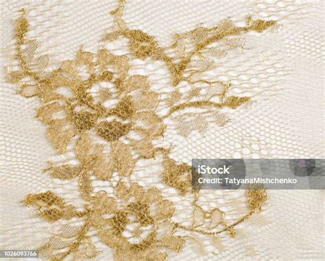 Iimage 질감 배경 패턴으로 장식 골드 레이스 골든 빈티지 레이스 배경입니다 골든 레이스 흰색 배경 스 판 덱 스에 매크로 레이스 장식 꽃 패턴입니다 공예에 대한 스톡