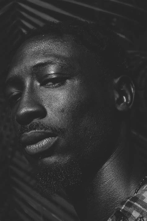 가벼운 가벼운 놀이 가장 밝은 부분 감정 감정적 인 감정적으로 감동적인 강렬한 거친 질감 관념적인 교활한 그림자 그림자 놀이 내성 눈 눈맞춤