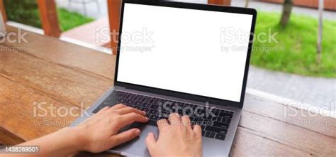 빈 흰색 데스크톱 화면으로 노트북 컴퓨터에서 사용하고 입력하는 여성의 모형 이미지 노트북에 대한 스톡 사진 및 기타 이미지 노트북 손 여자 Istock