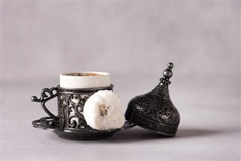 터키의 즐거움을 지닌 터키 커피 커피 회색 배경의 전통적인 양각 금속 컵 갈색에 대한 스톡 사진 및 기타 이미지 갈색 고풍스런 구이 Istock