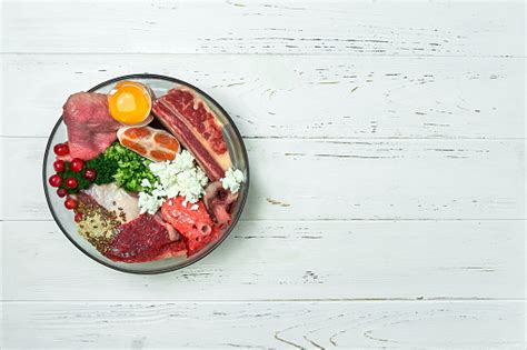 개밥 천연 유기농 육류 및 유제품 생선 계란 채소 및 보충제 흰색 나무 배경입니다 공간을 복사합니다 강아지 사료에 대한 스톡 사진 및 기타 이미지 Istock