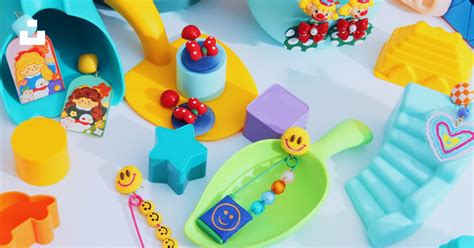 다채로운 장난감 그룹 사진 Unsplash의 무료 만화 캐릭터 이미지